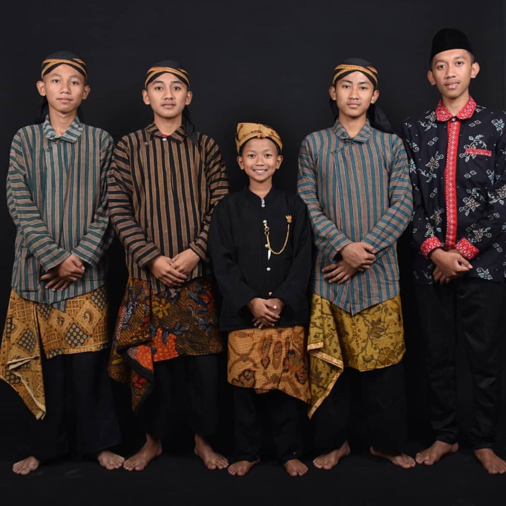 Discover the Rich Heritage of Traditional Indonesian Clothing 👑